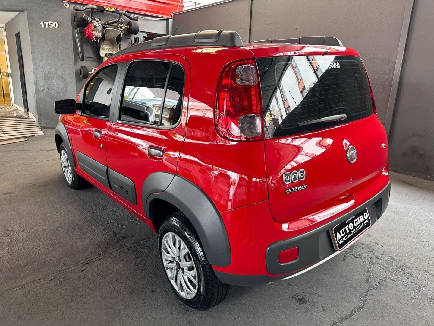 Foto traseira do Fiat Uno Way 2012, exibindo o porta-malas e a lateral ...