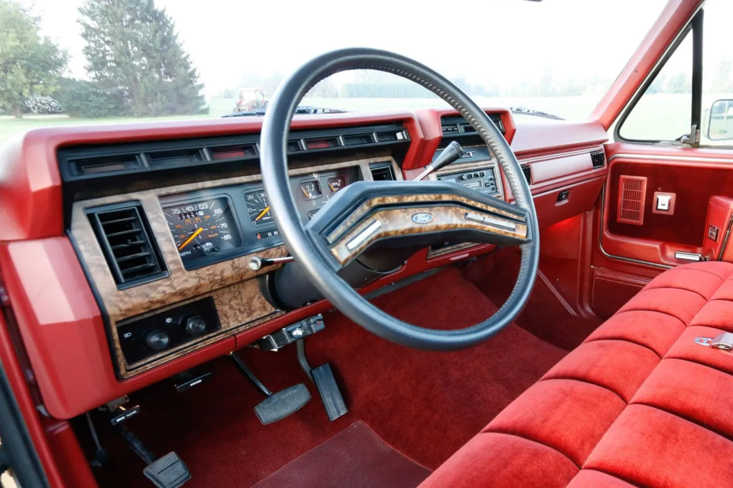 Foto interna da Ford F-250 XLT Lariat 1986, exibindo todo o painel ...