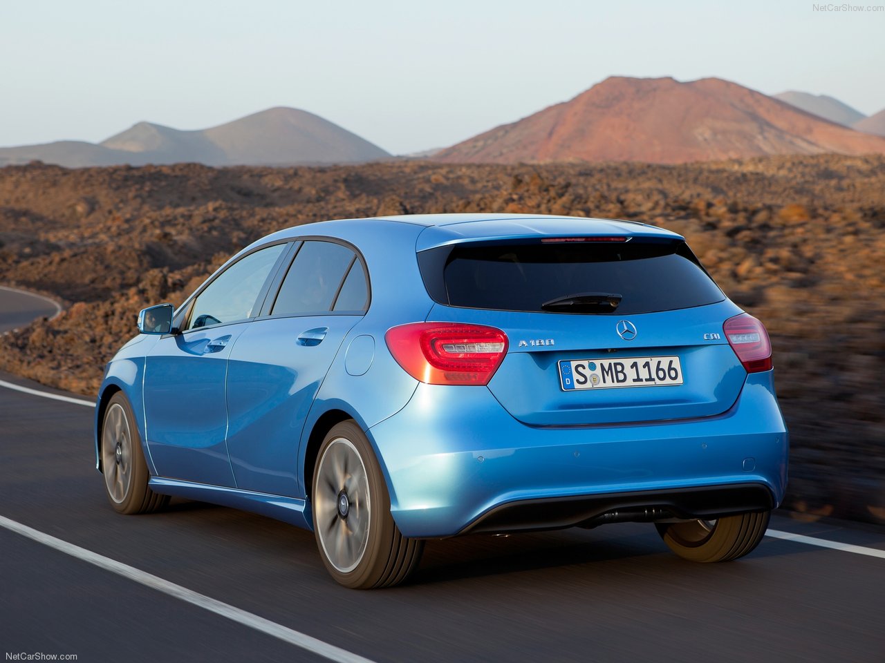 Foto traseira do Mercedes-Benz Classe A G2 exibindo o porta-malas e a ...
