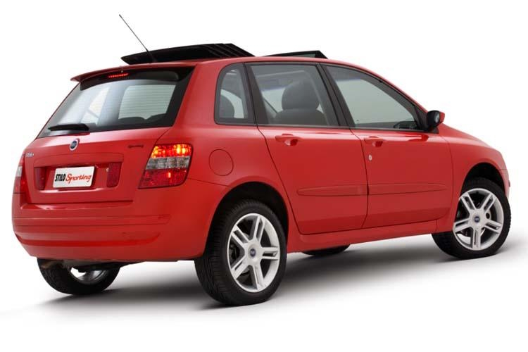 Foto traseira do Fiat Stilo (2003-2011), exibindo o porta-malas e a ...