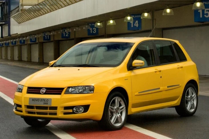 Foto frontal do Fiat Stilo (2003-2011), exibindo a dianteira e a ...