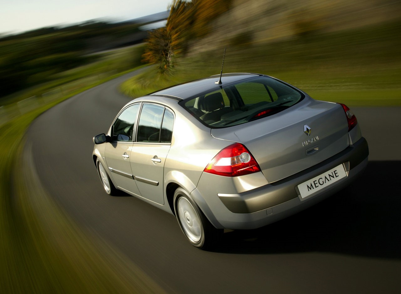 Foto traseira do Renault Megane Expression, na estrada, exibindo o ...