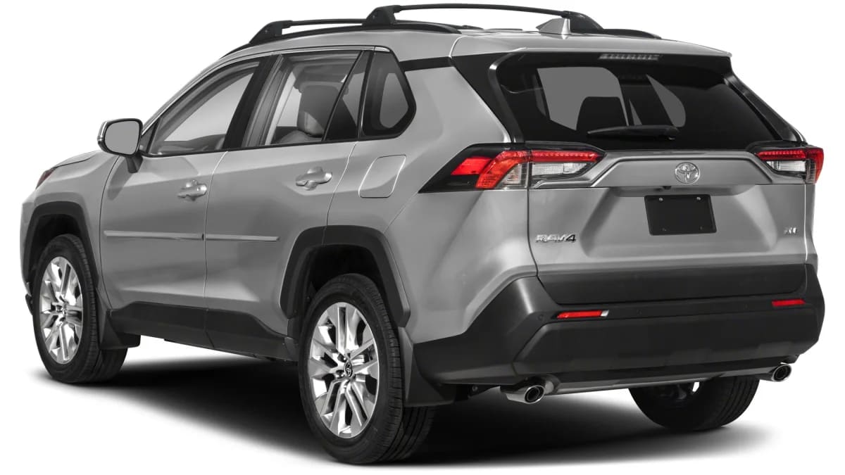 Foto traseira do Toyota RAV4 XLE AWD 2023, exibindo o porta-malas e a ...