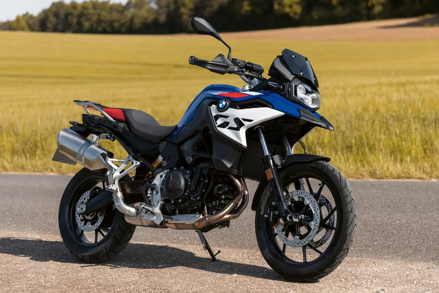 Foto lateral da BMW F 800 GS Plus 2025.