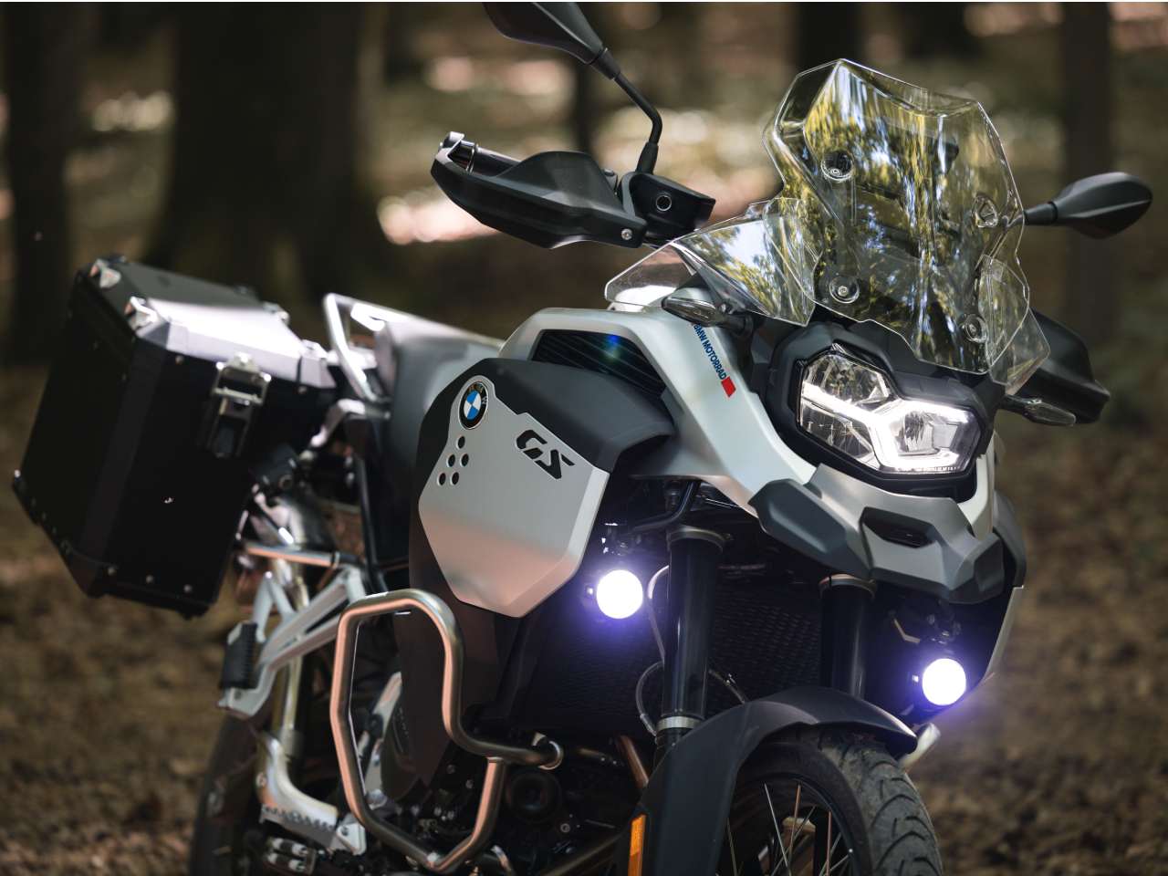 Foto frontal da BMW F 900 GS Adventure Plus 2025, exibindo o modelo ...