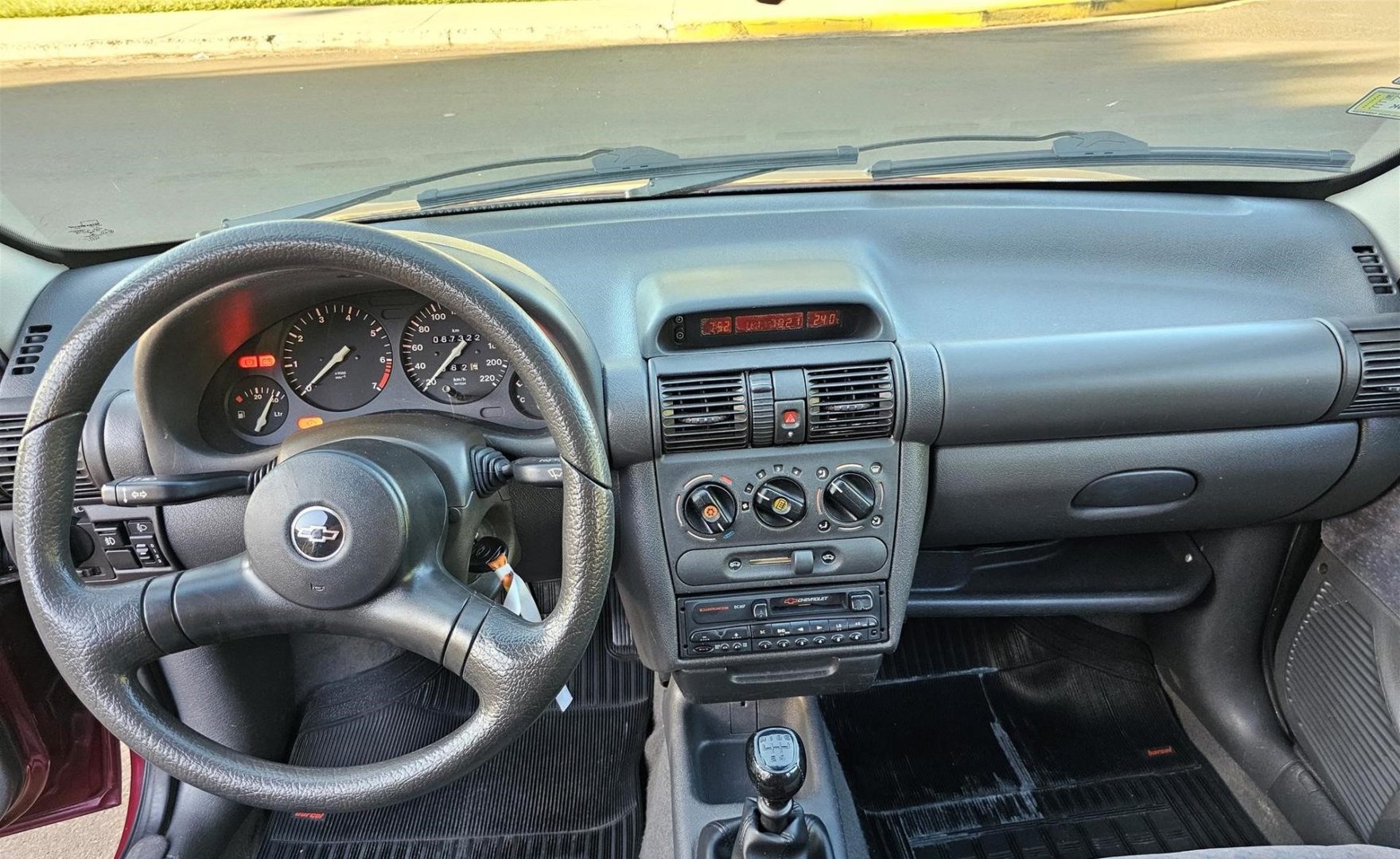 Foto interna do Chevrolet Corsa Sedan GLS 1.6 1998, exibindo o painel ...