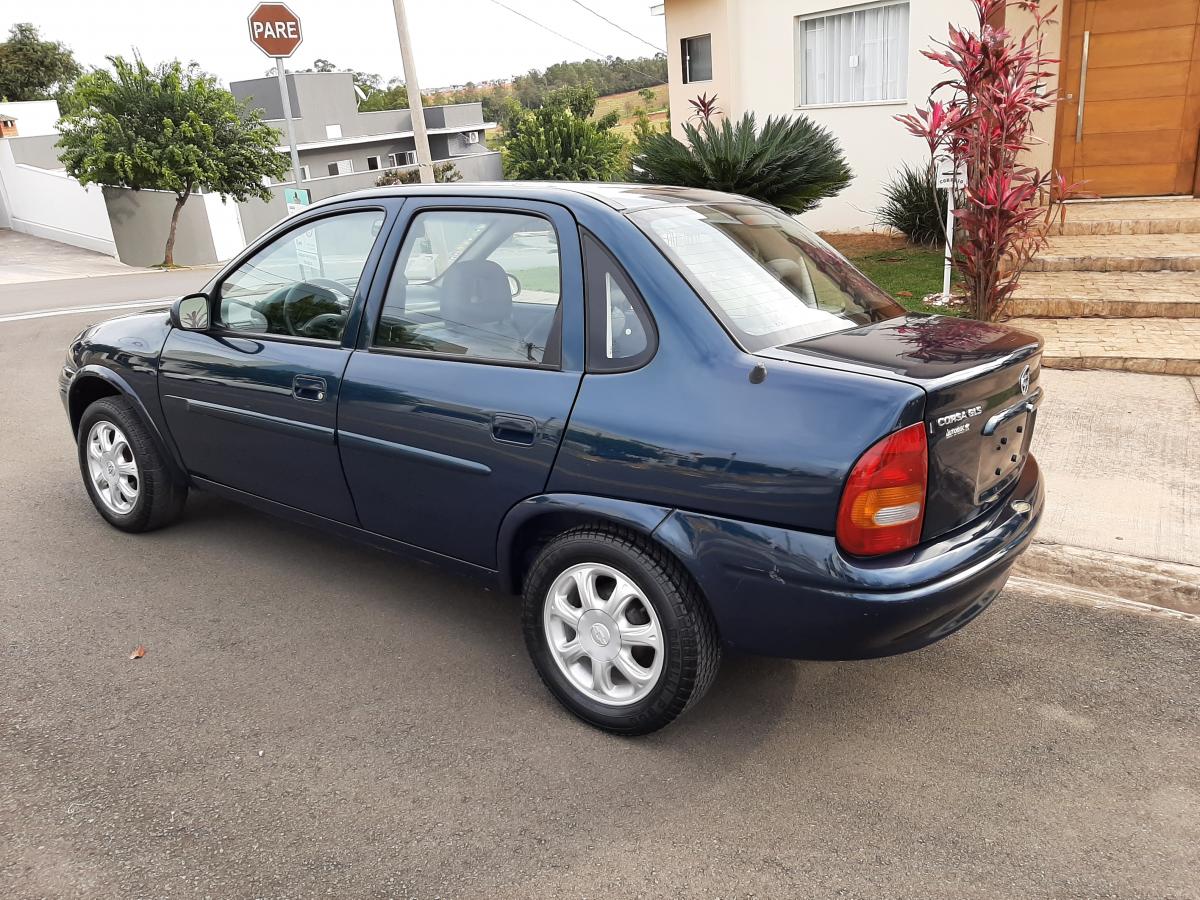 Foto traseira do Chevrolet Corsa Sedan GLS 1.6 1998, exibindo parte da ...