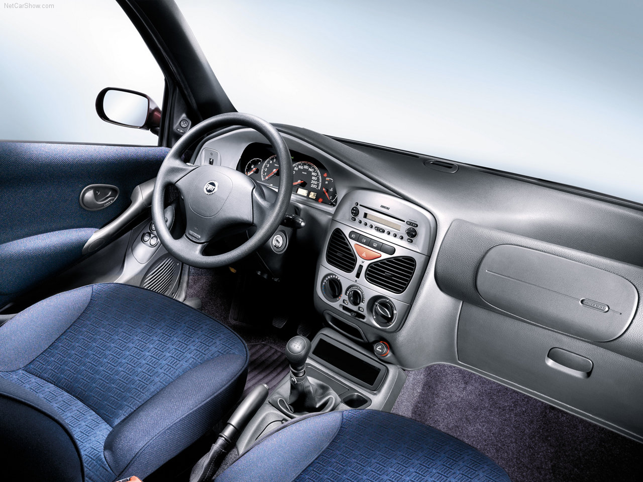 Foto interna do Fiat Palio Weekend ELX 1.3 MPI (2000-2003) exibindo o ...