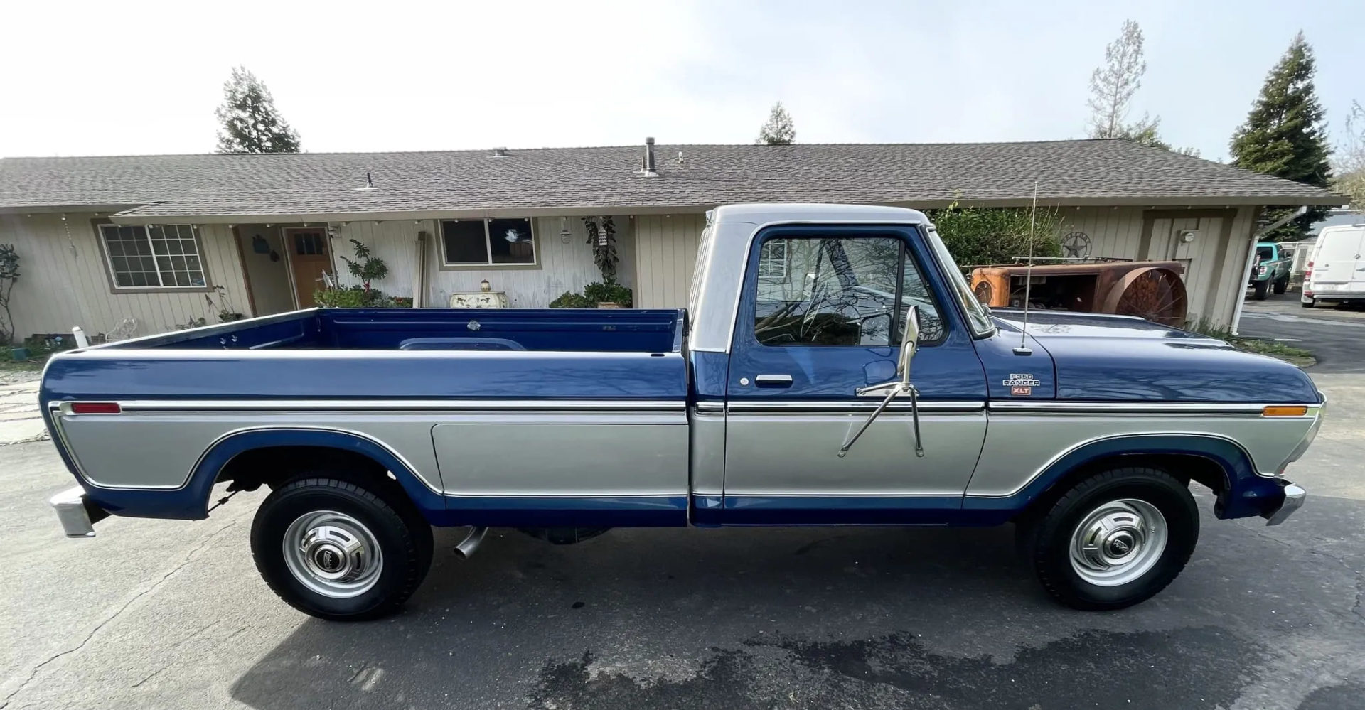 Foto da lateral do passageiro do Ford F-350 Ranger XLT 1979.