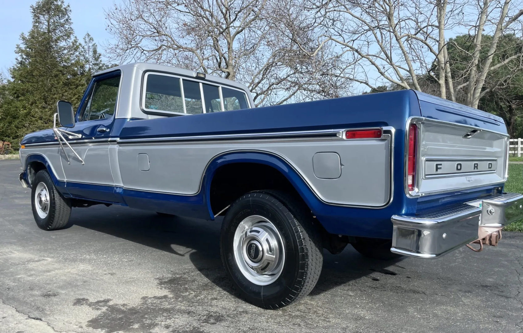 Foto traseira da Ford F-350 Ranger XLT 1979, exibindo a caçamba e a ...
