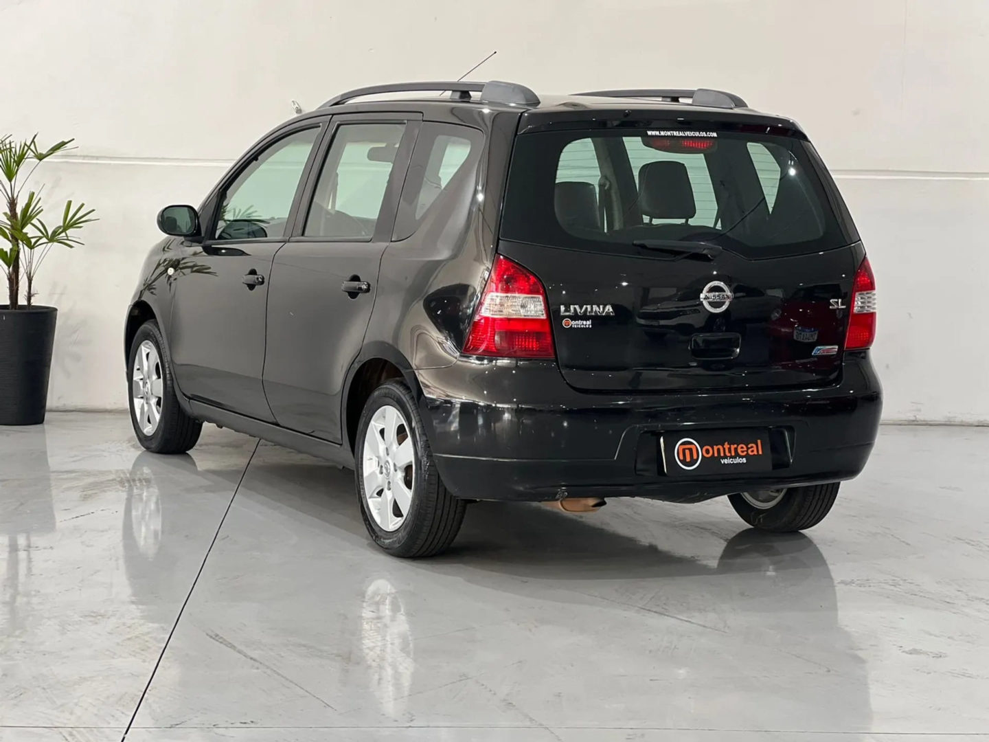 Foto traseira do Nissan Livina 1.6 16V, exibindo também a lateral do ...