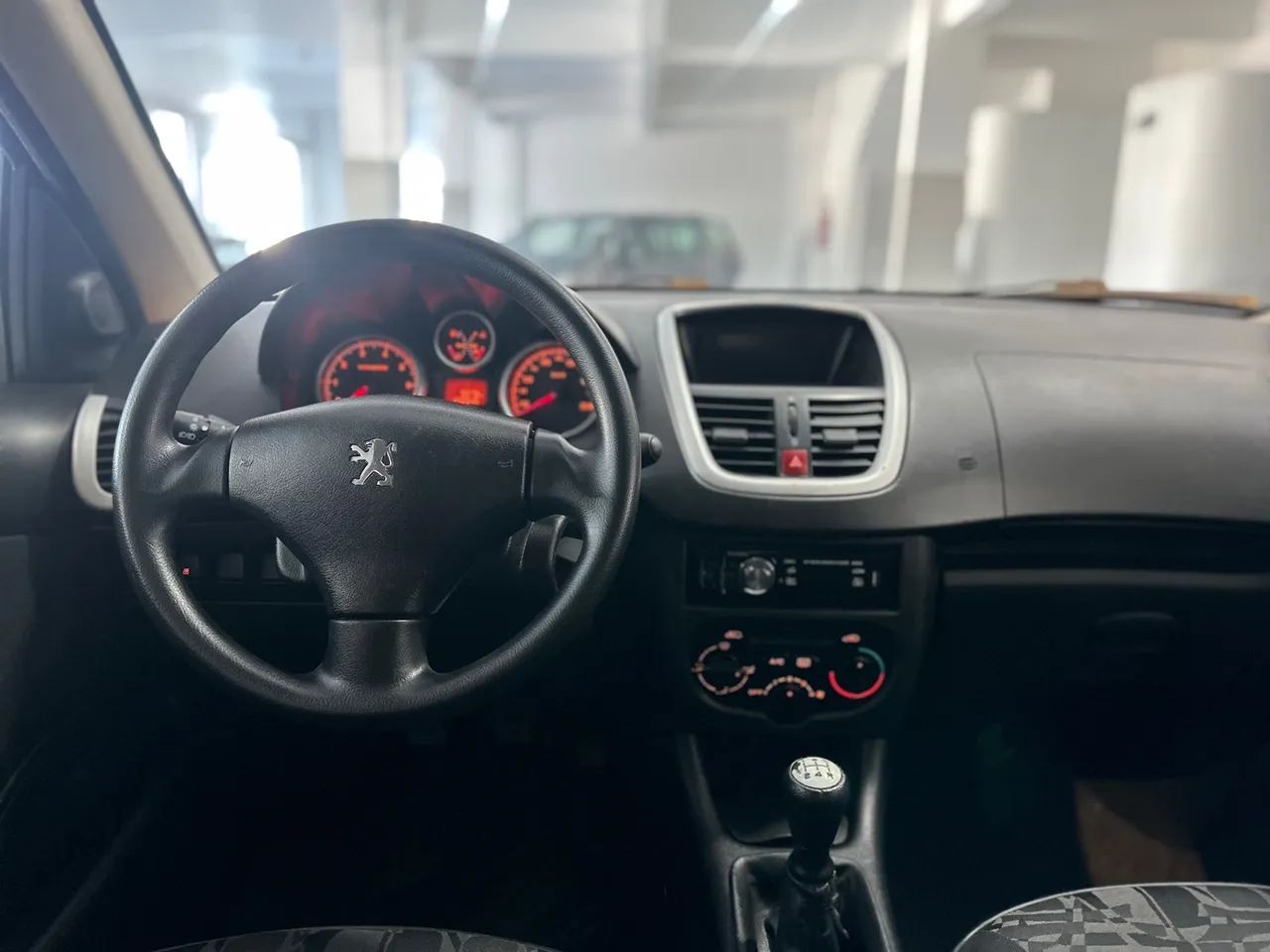 Foto interna do Peugeot 207 SW XR Sport 1.4 (2009-2013), exibindo o ...
