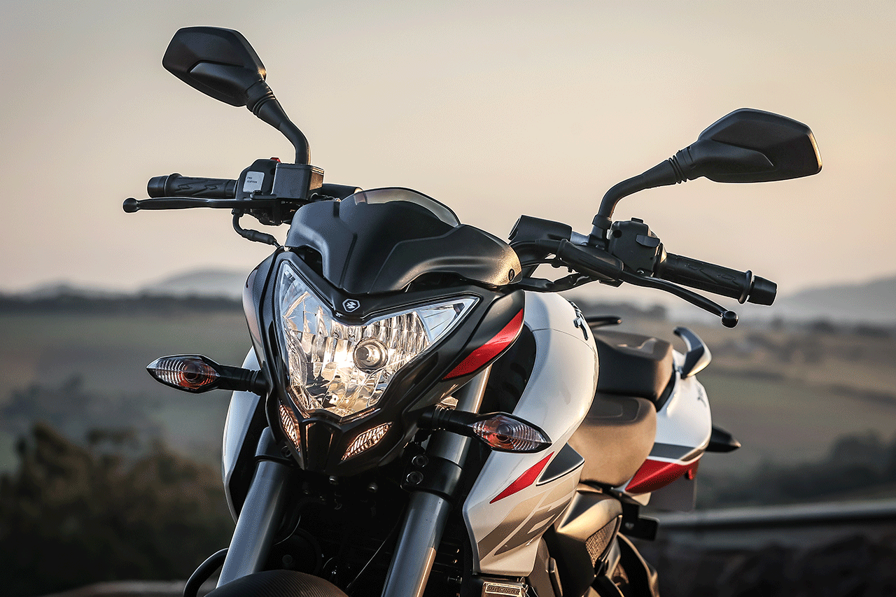 Foto frontal da Bajaj Dominar 160 2025.