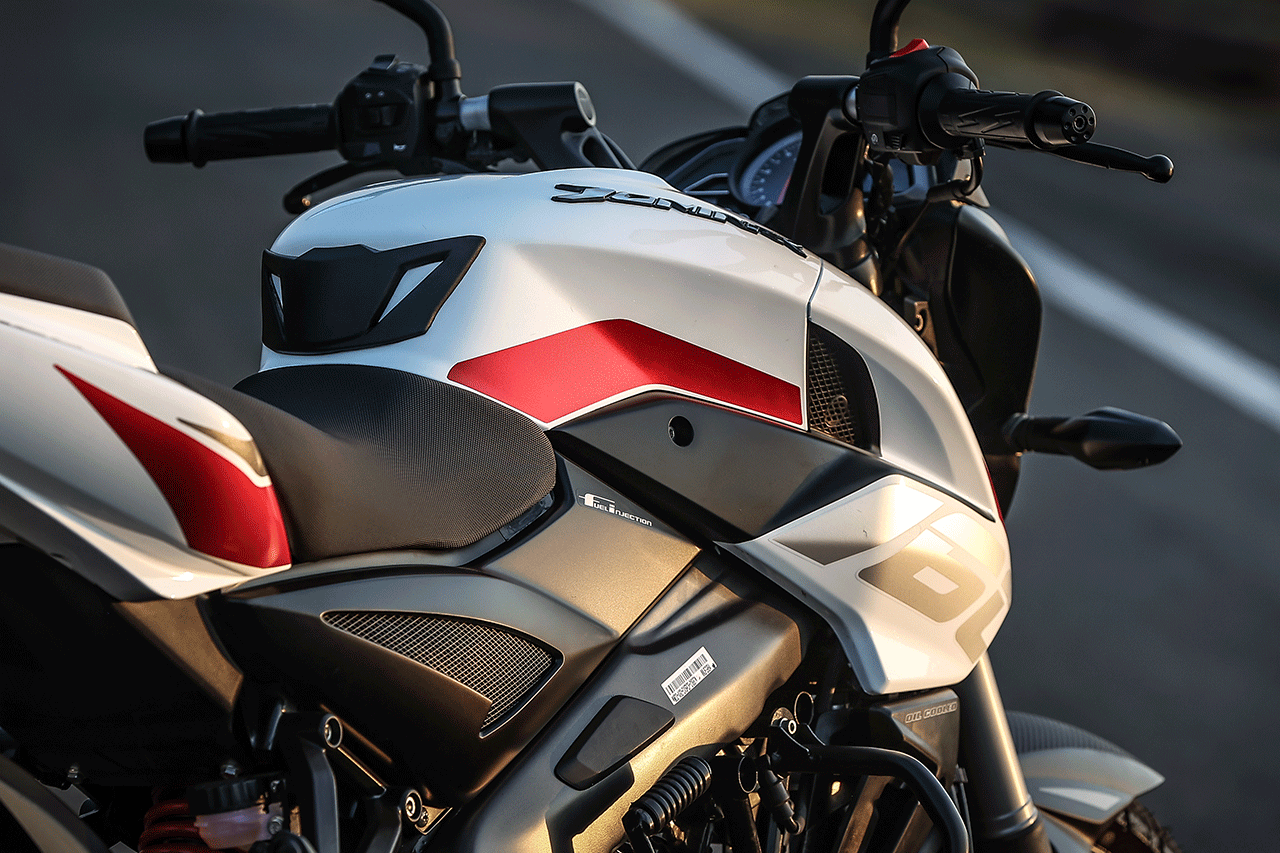 Foto exibindo a lateral da Bajaj Dominar 160 2025.