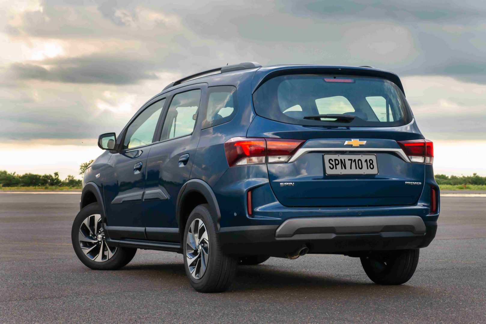 Foto traseira do Chevrolet Spin 2024, exibindo também a lateral do ...