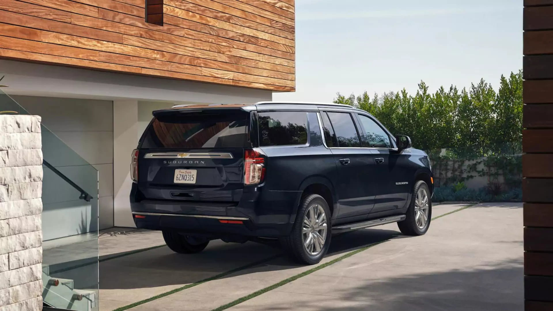 Foto traseira do Chevrolet Suburban High Country 2024.