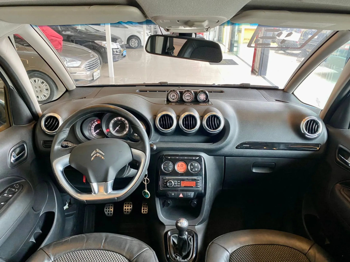Foto interna do Citroen C3 Picasso Exclusive (2012-2015), exibindo o ...