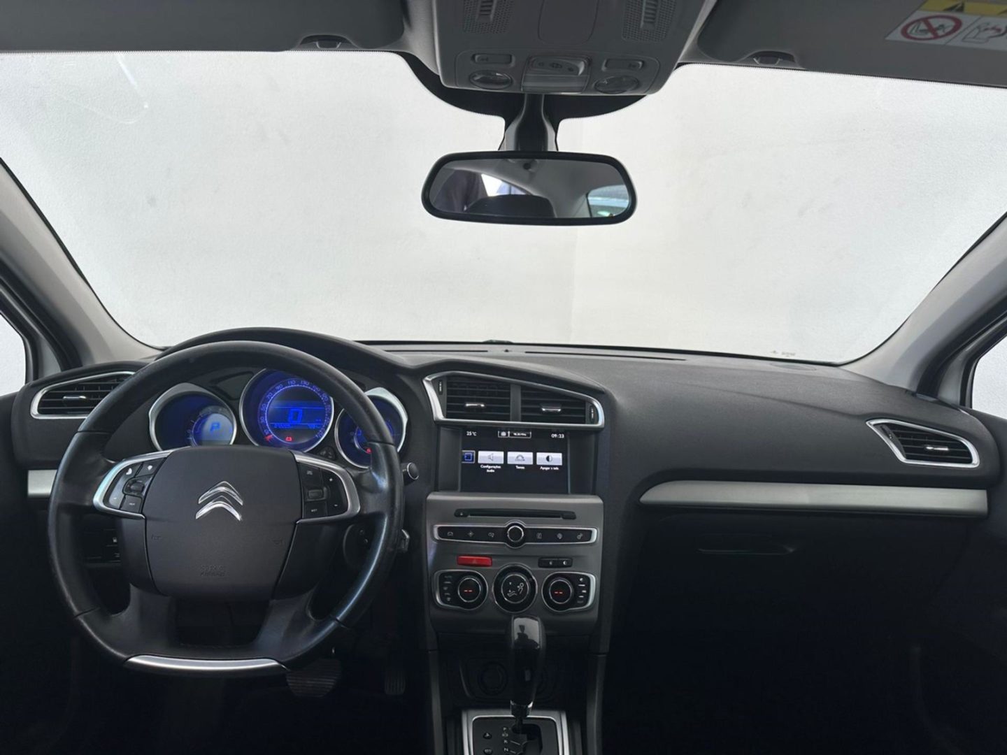 Foto interna do Citroen C4 Lounge Tendance 1.6 (2016-2018), exibindo o ...