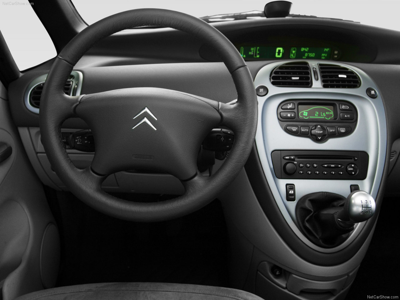 Foto interna do Citroen Xsara Picasso (2001-2012), exibindo o painel de ...