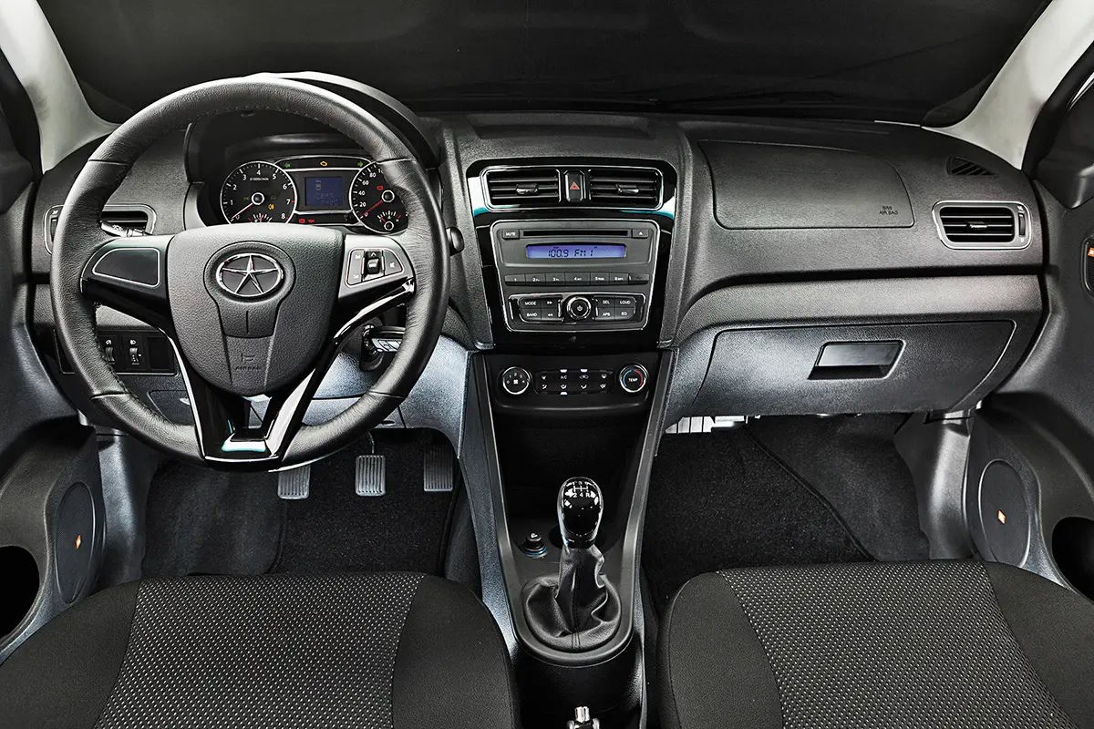 Foto interna do Jac J3, exibindo o painel de instrumentos, console ...