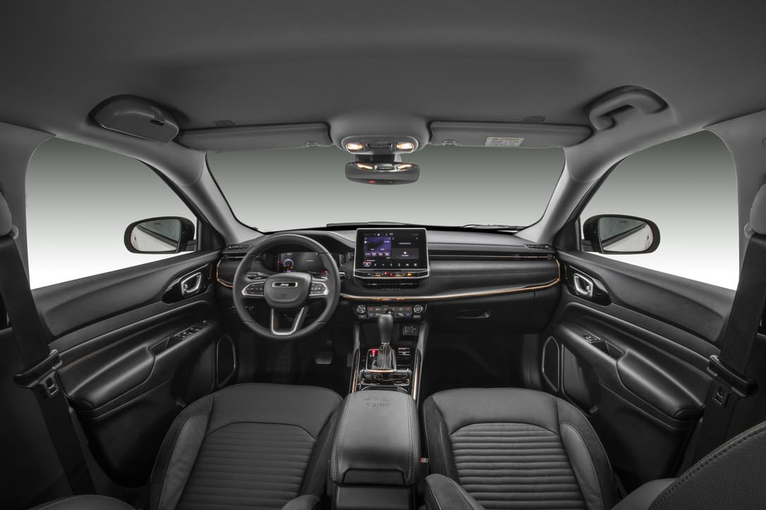 Foto interna do Jeep Commander Flex 2025, exibindo o painel de ...