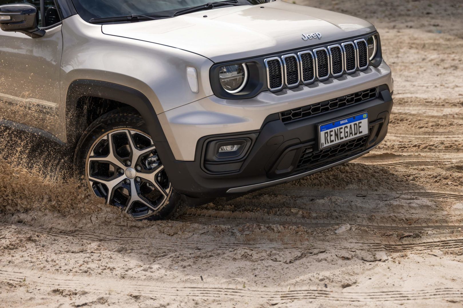 Foto exibindo detalhes frontais do Jeep Renegade Sahara 2025