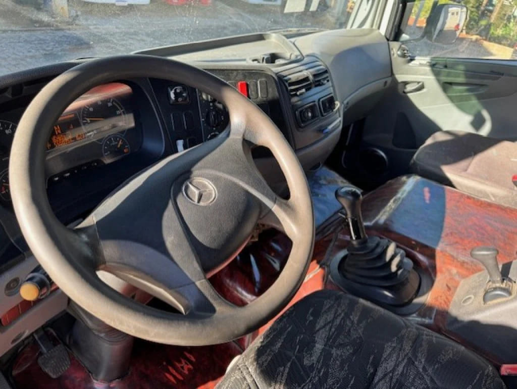 Foto exibindo parte da interna do Mercedes-Benz Atego 2425.