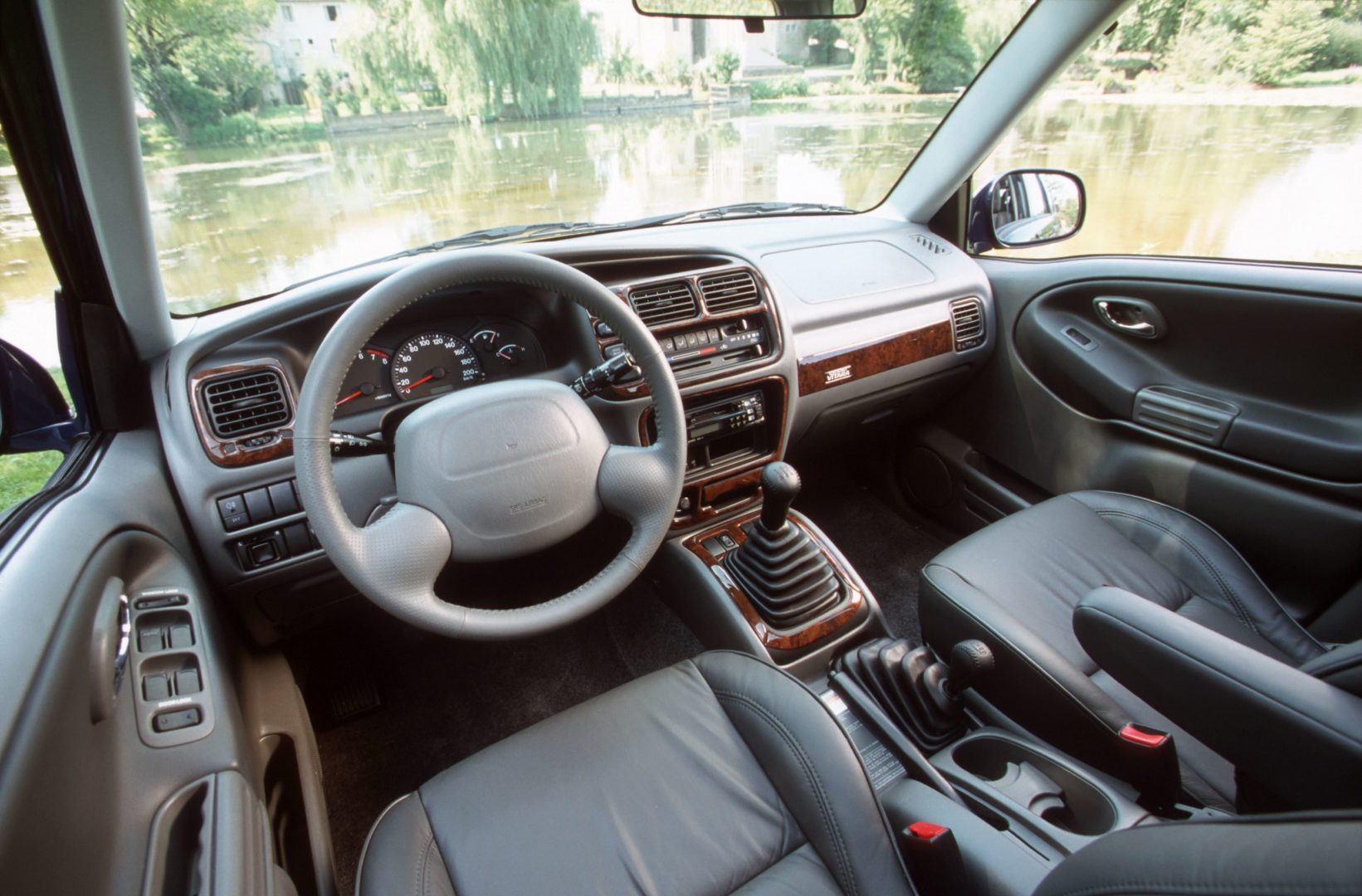 Foto interna do Suzuki Grand Vitara 2.5 V6 (1999-2002), exibindo o ...