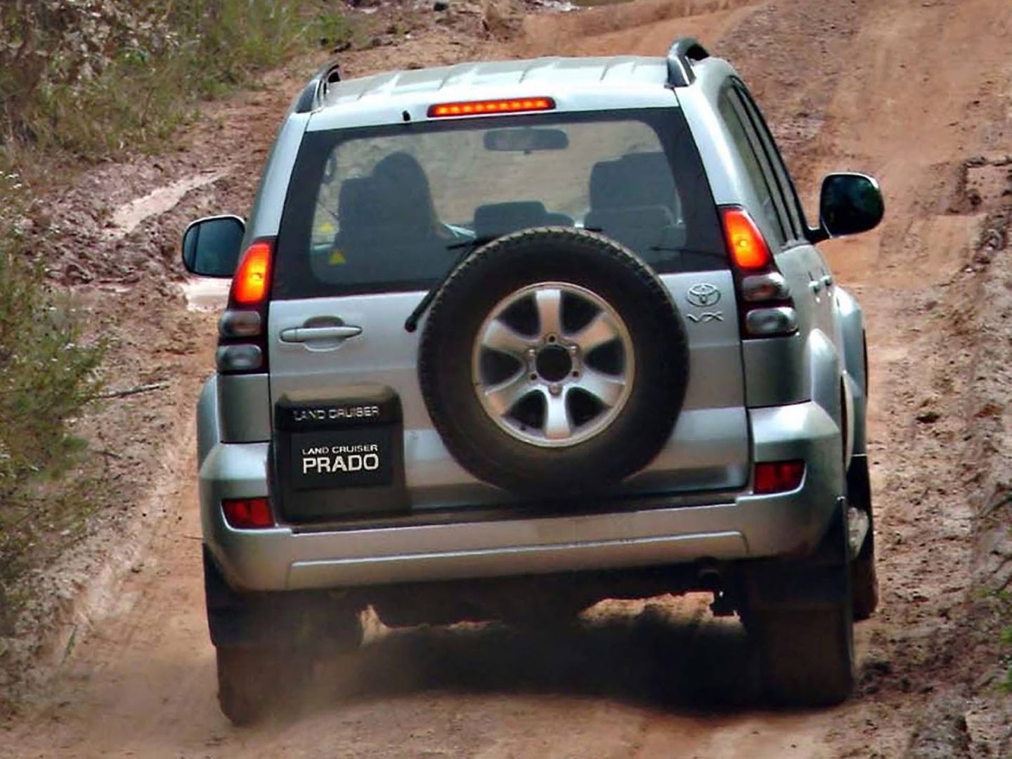 Foto traseira do Toyota Land Cruiser Prado.