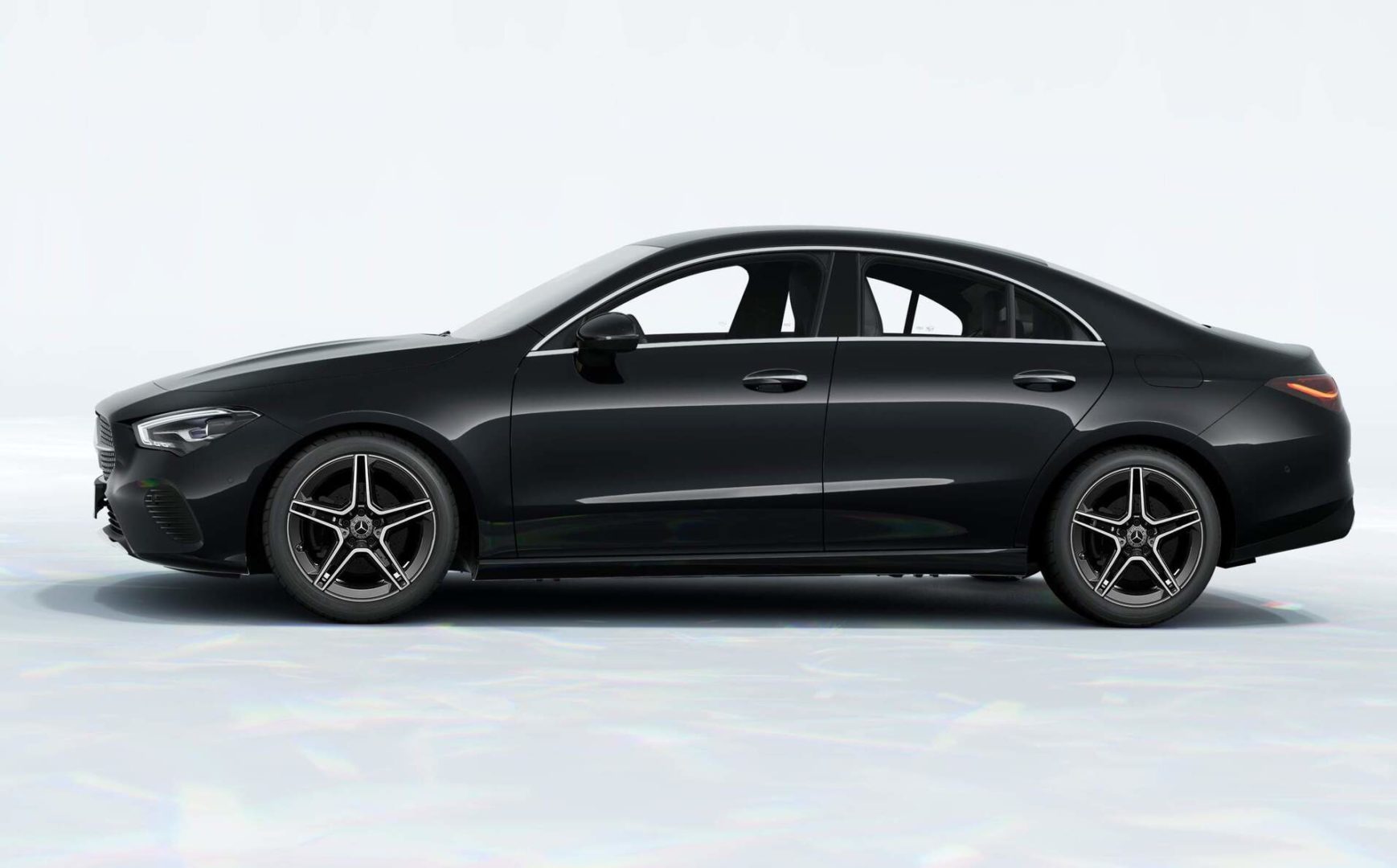 Foto lateral do Mercedes-Benz CLA 200 Progressive 2025.