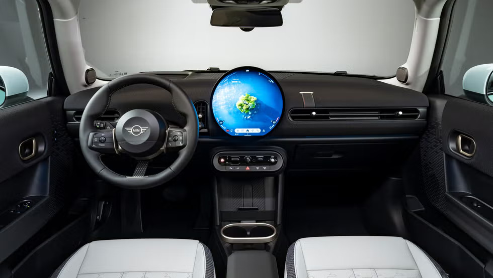 Foto interna do Mini Cooper S Exclusive 2025, exibindo a tela central ...