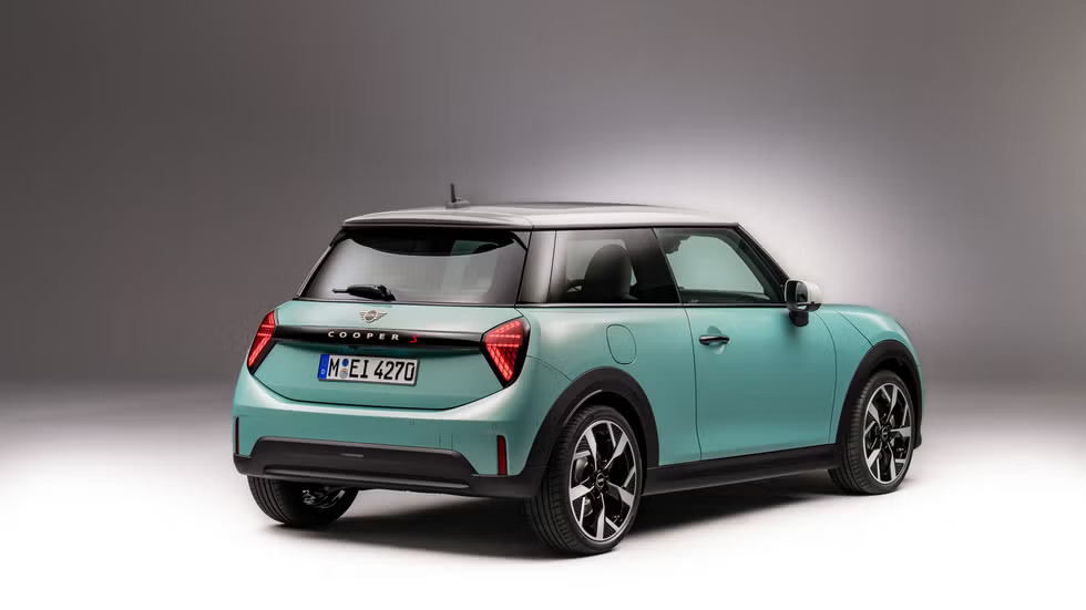 Foto traseira do Mini Cooper S Exclusive 2025, exibindo também a ...