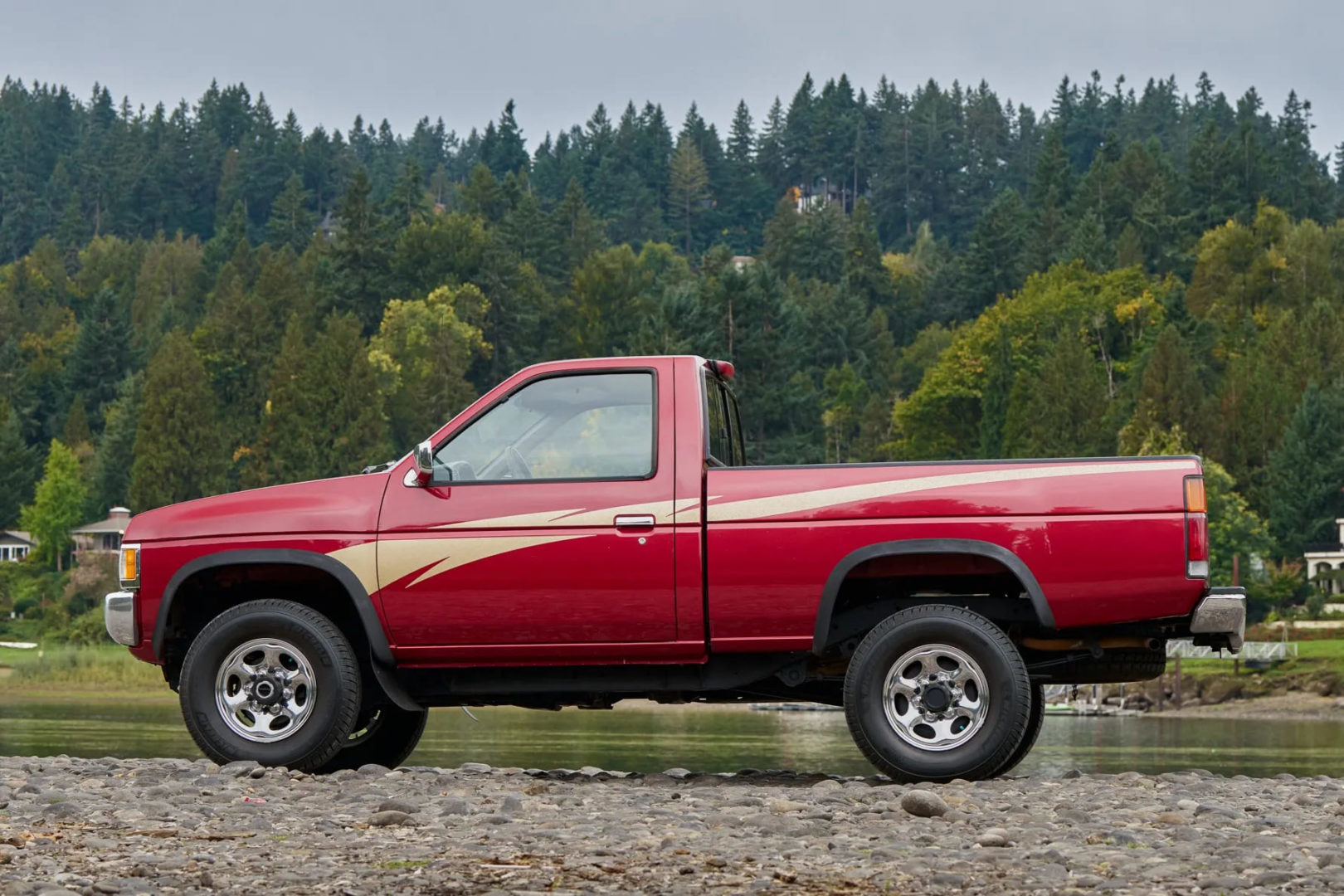 Foto lateral da Nissan D21 (1993-1997).