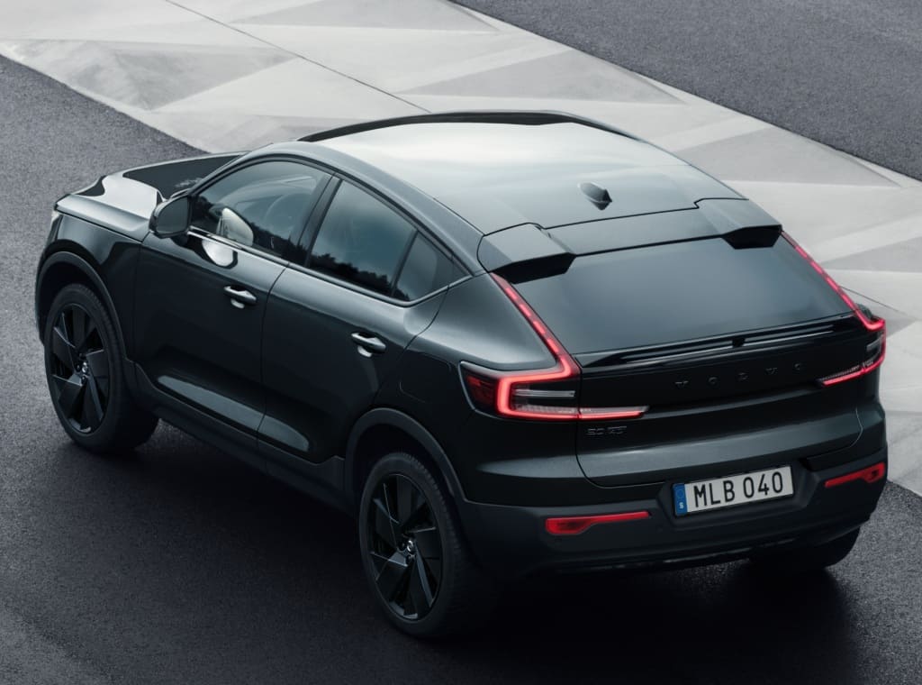 Foto exibindo a traseira, a lateral e o teto do Volvo EC40 2025.