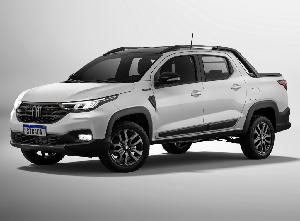 Foto frontal da Fiat Strada Volcano CD (2022-2025).