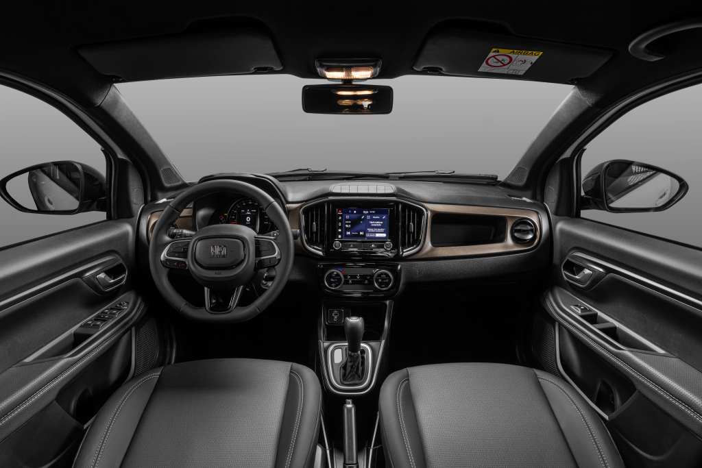 Foto interna da Fiat Strada Volcano CD (2022-2025), exibindo o painel ...