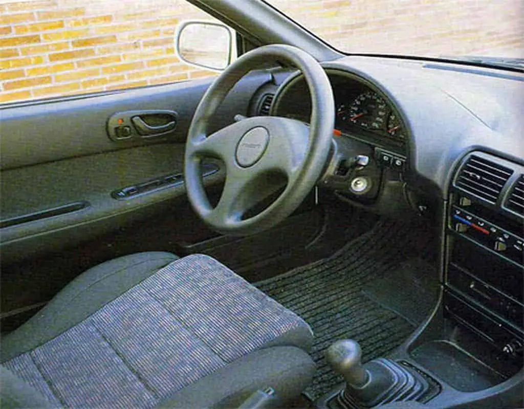 Foto interna do Suzuki Swift Sedan 1.6 (1991-1994).