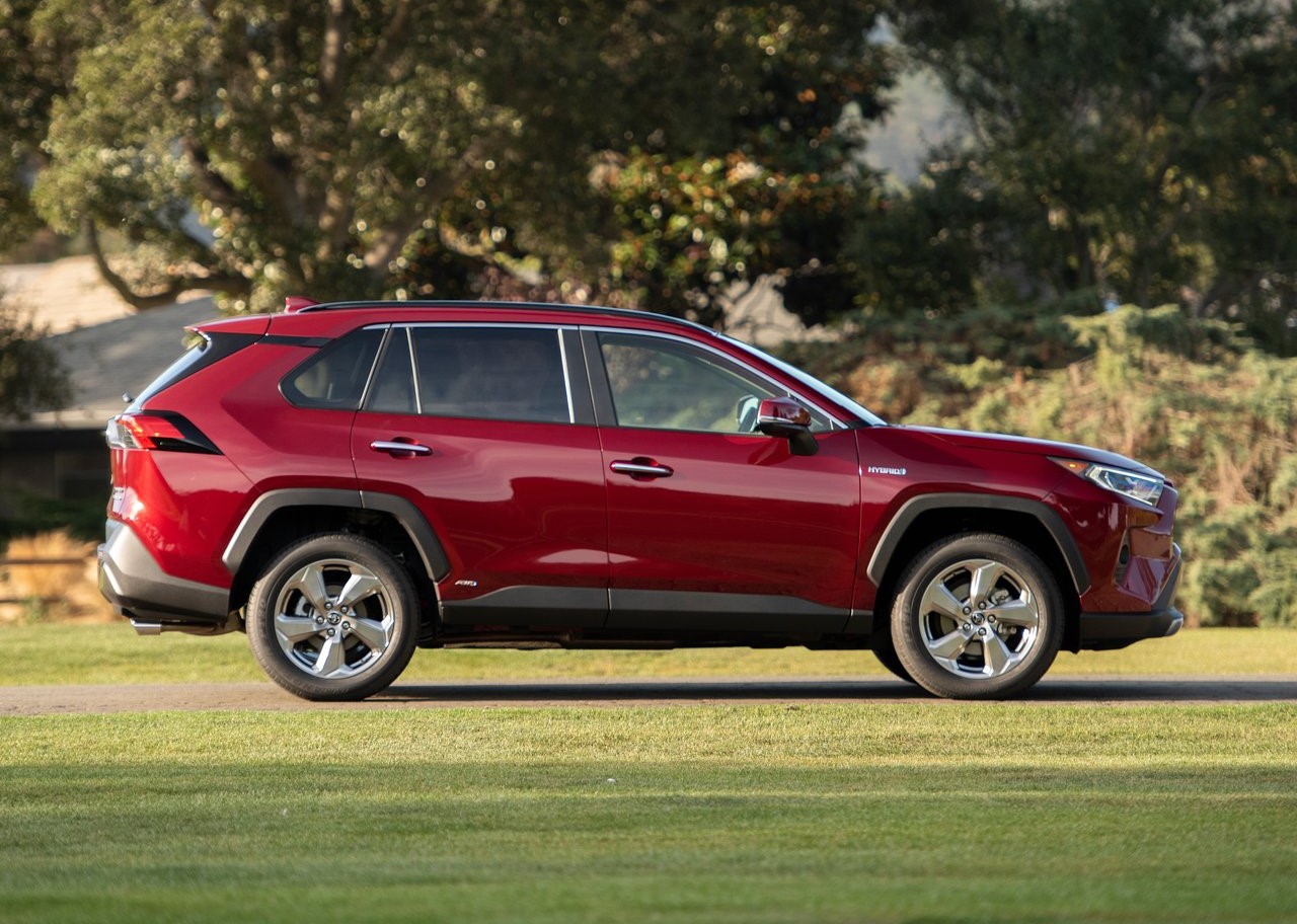 Foto lateral do Toyota RAV4 2.5 SX 4x4 Hybrid 2019.