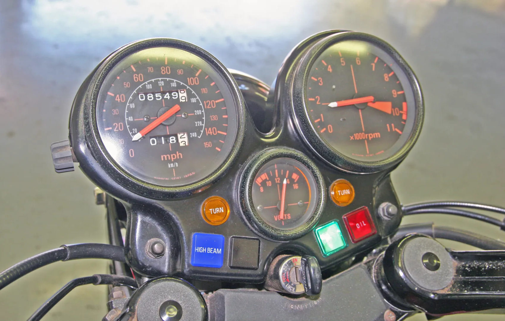 Foto do painel de instrumentos da Honda CBX 1050 1979.