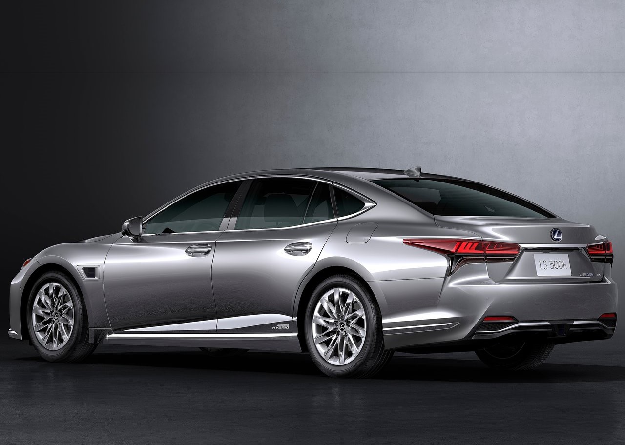 Foto traseira do Lexus LS 500 2024.