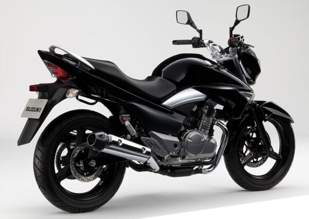 Foto traseira do Suzuki GW250 2018.