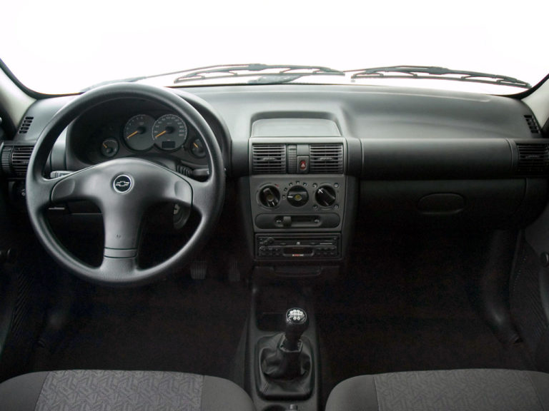 Por dentro, foi adotado uma estética simples,mas funcional. Os bancos ...