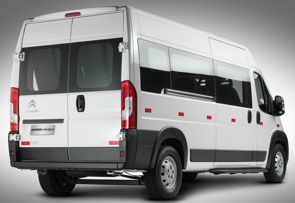 Foto traseira do Citroen Jumper Minibus Executive 2024.