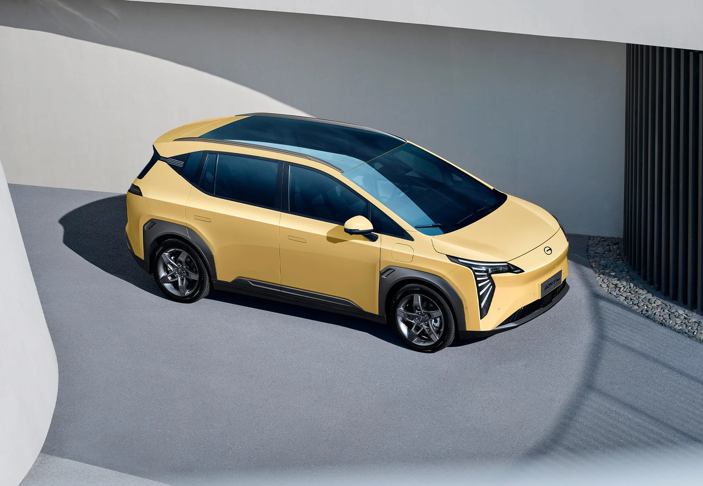 Foto exibindo toda a lateral e o teto do GAC Aion Y 2024.