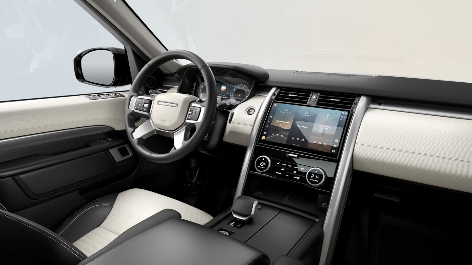 Foto interna do Land Rover Discovery 2025, exibindo o painel de ...