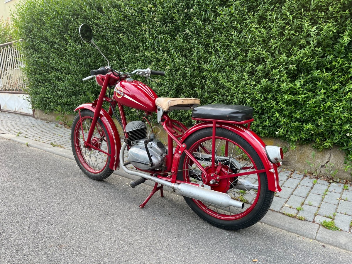 Foto traseira da Monark Jawa 1957.