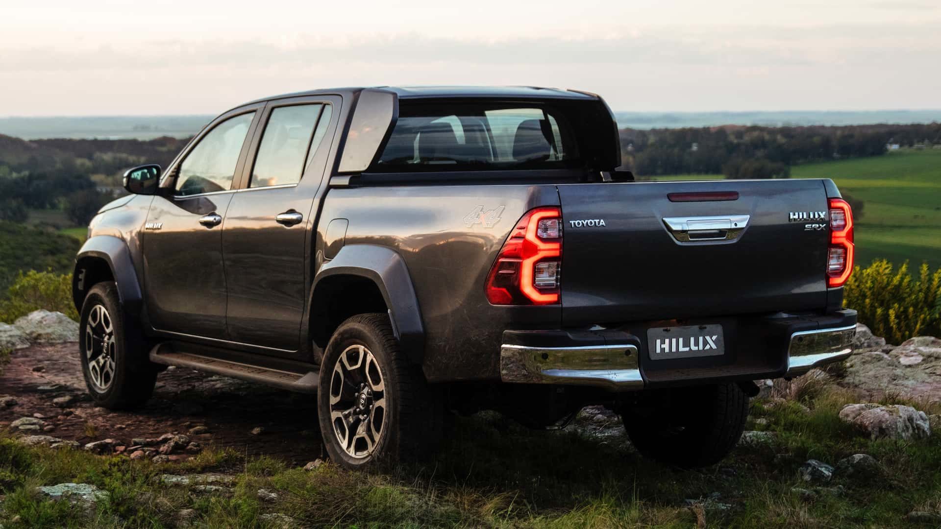 Foto traseira do Toyota Hilux SRX Plus 2025.