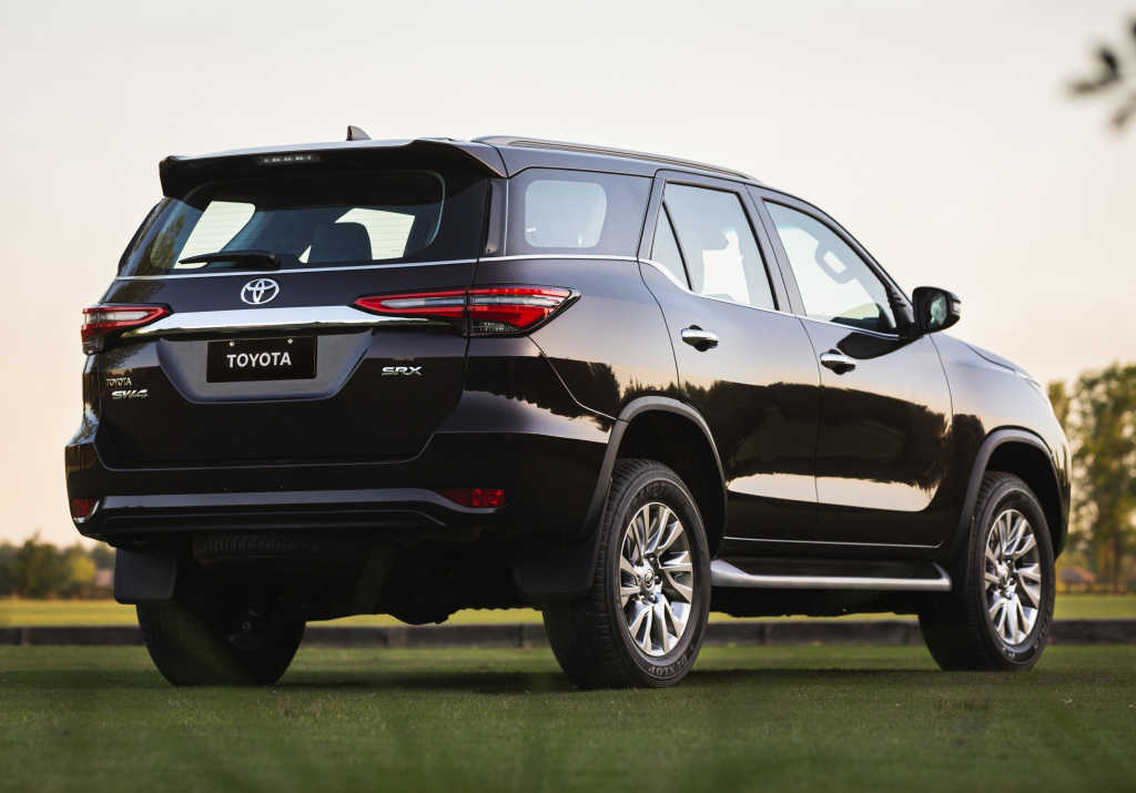 Foto traseira do Toyota Hilux SW4 2025.