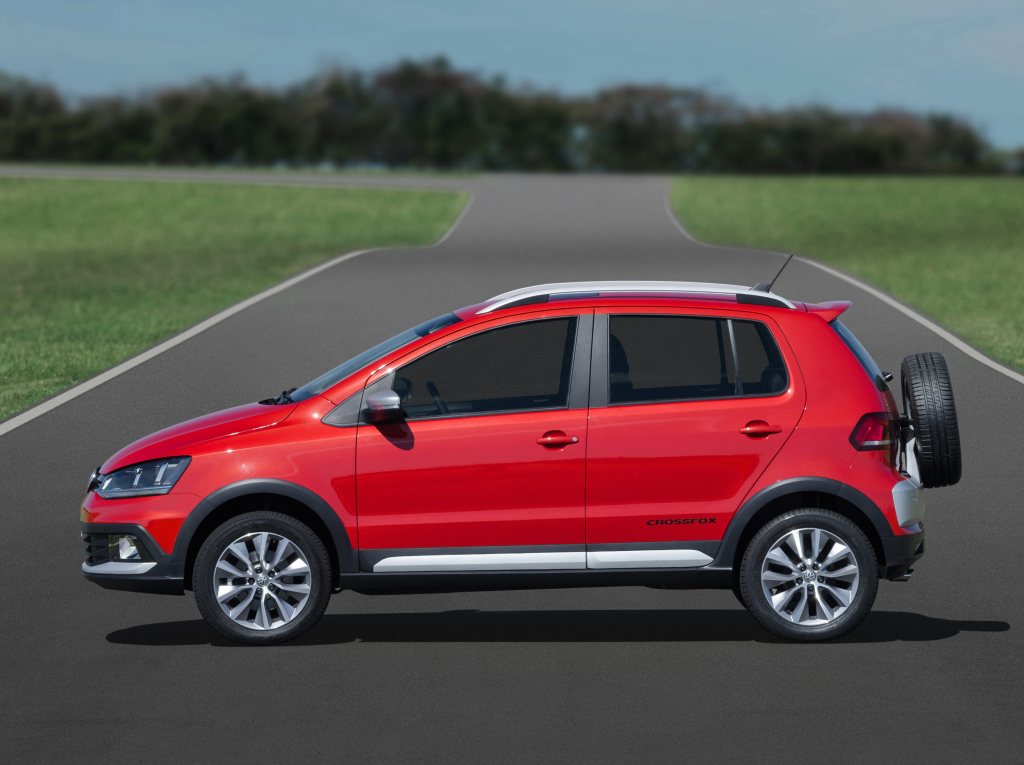 Foto lateral do Volkswagen CrossFox 1.6 i-Motion (2015-2018).
