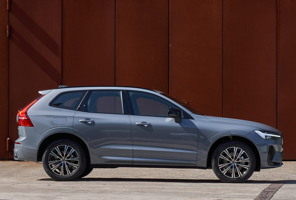 Foto lateral do Volvo XC60 B5 2025